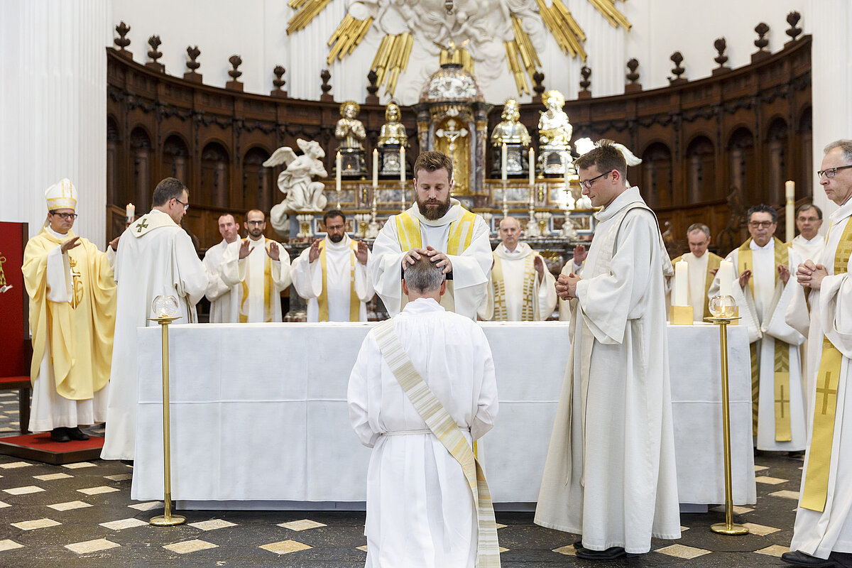 Vier Neupriester für unser Bistum